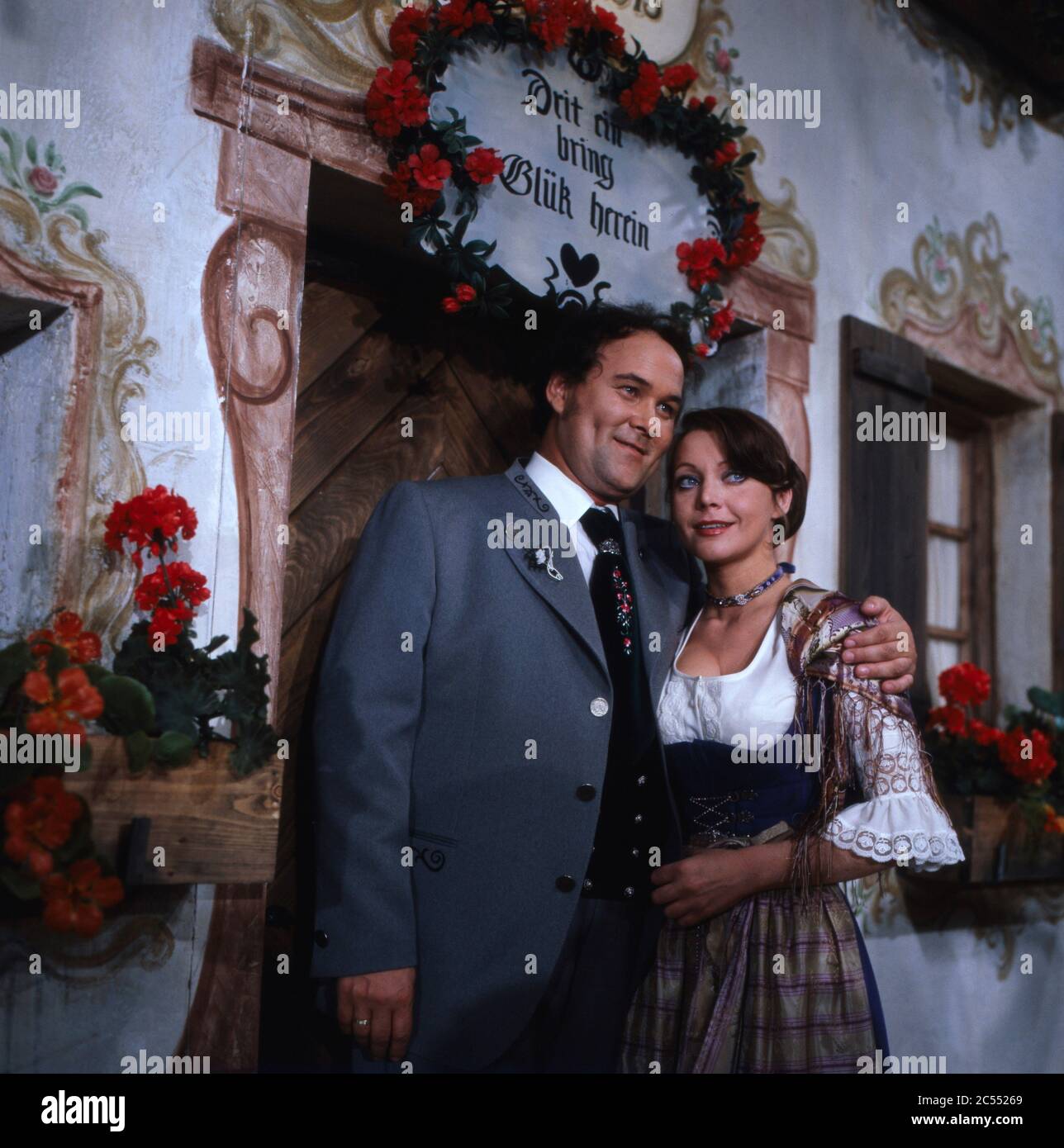 Georg Einerdinger legt seinen Arm um Brigitte Stein in Die Sache mit ...