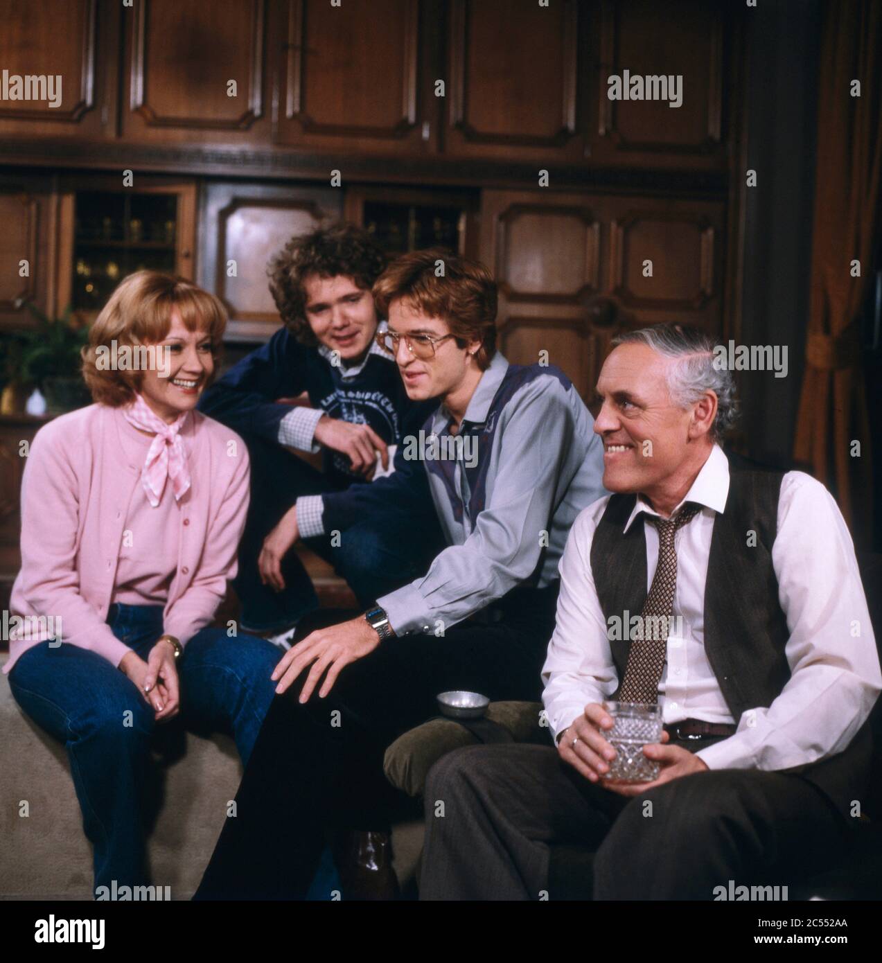 Liselotte Pulver, Ekkehard Belle, Daniel Lüönd und Klaus Höhne sitzen ...