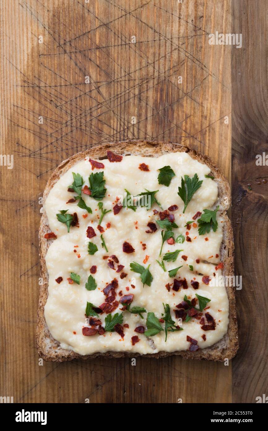 Hummus spread hi-res stock photography and images - Alamy