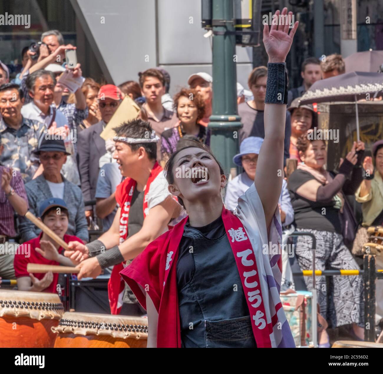 Tokyo street performers hi-res stock photography and images - Alamy