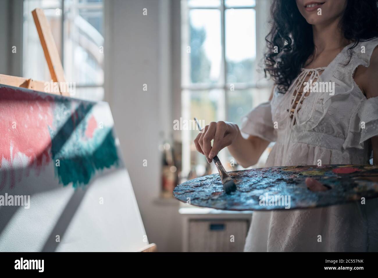 Woman artist palette hi-res stock photography and images - Alamy