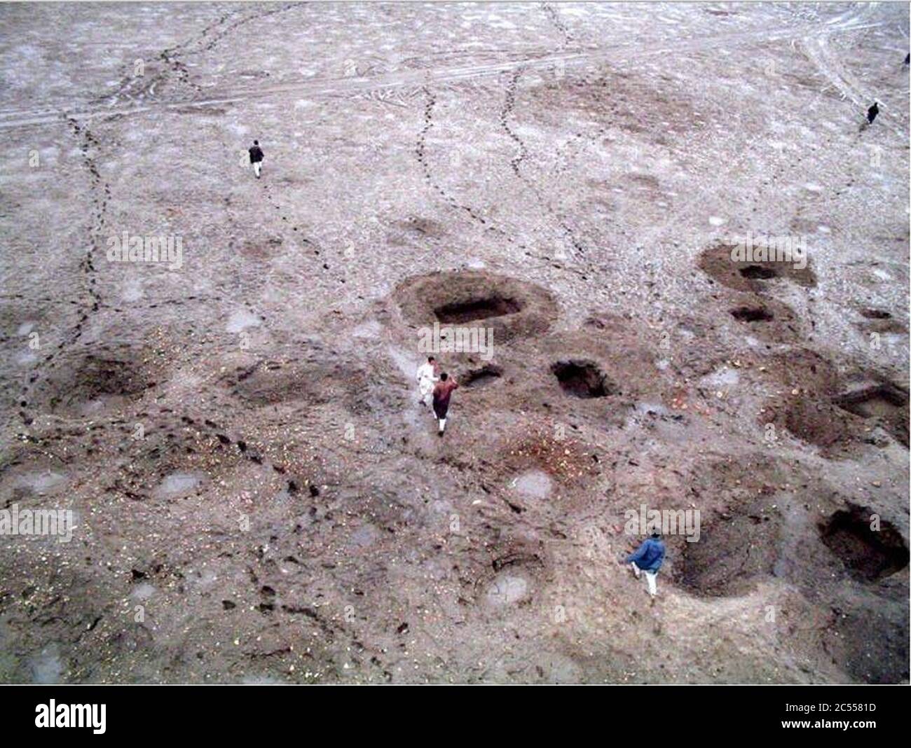 Iraqi Looters in the Archaeological site of Isin 2 Stock Photo - Alamy