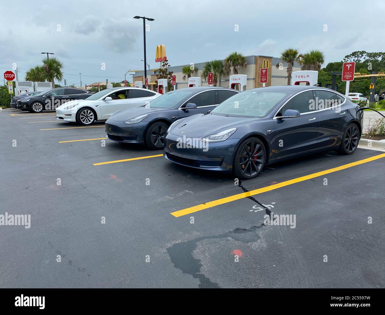 Florida electric vehicle charging station hi-res stock photography and ...