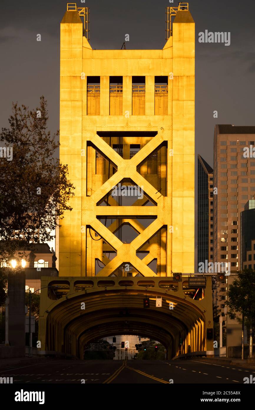 Gold tower bridge hi-res stock photography and images - Alamy