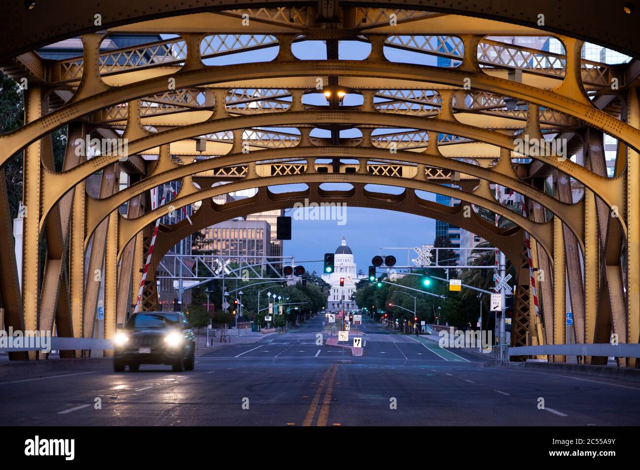 Gold tower bridge hi-res stock photography and images - Alamy