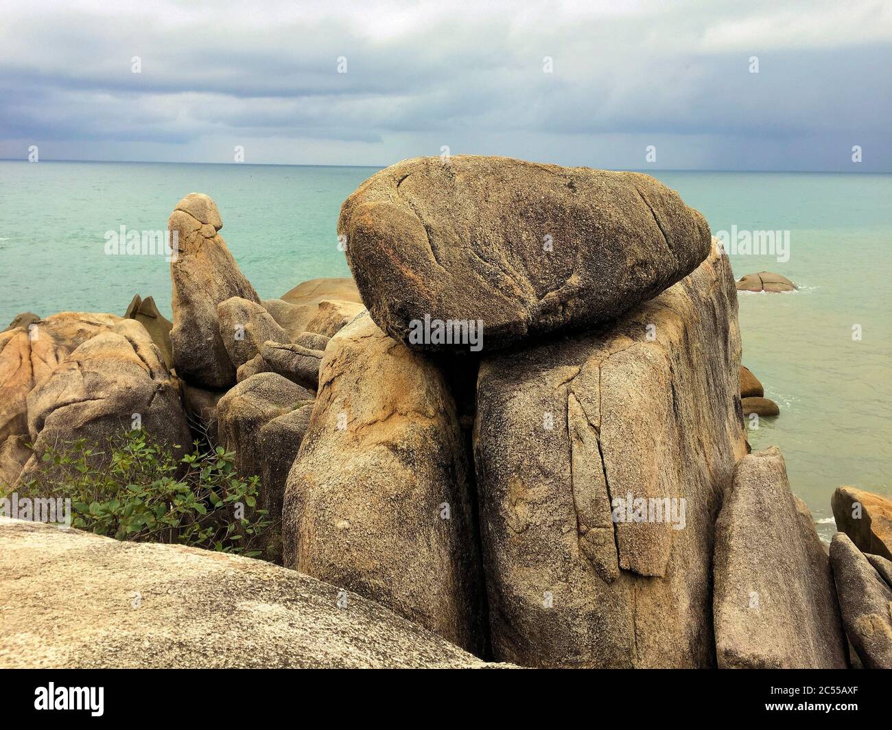 Big rocks at the bay of Lamai beach in Thailand Stock Photo - Alamy
