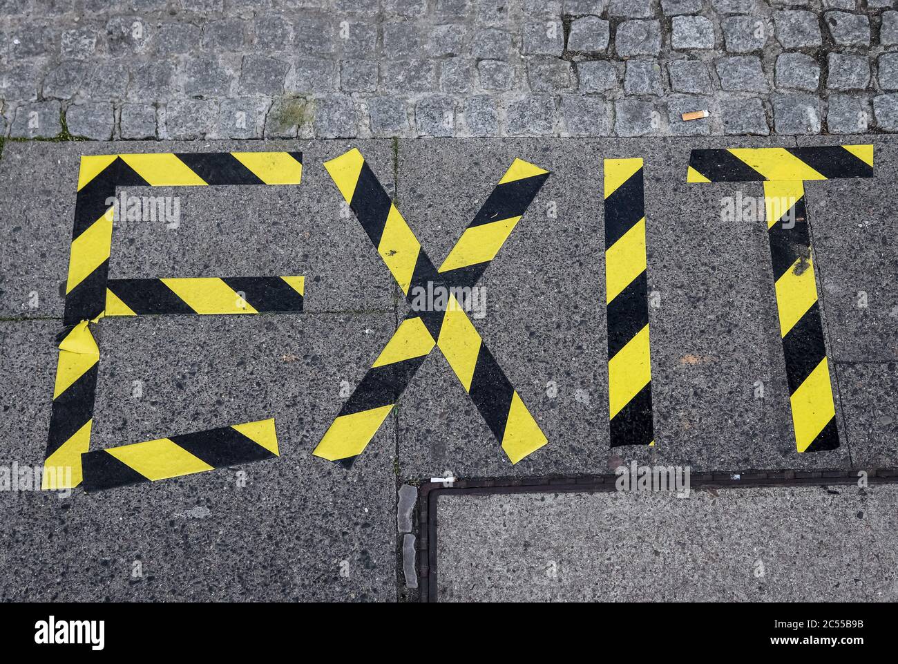 Illuminated no entry sign hi-res stock photography and images - Alamy