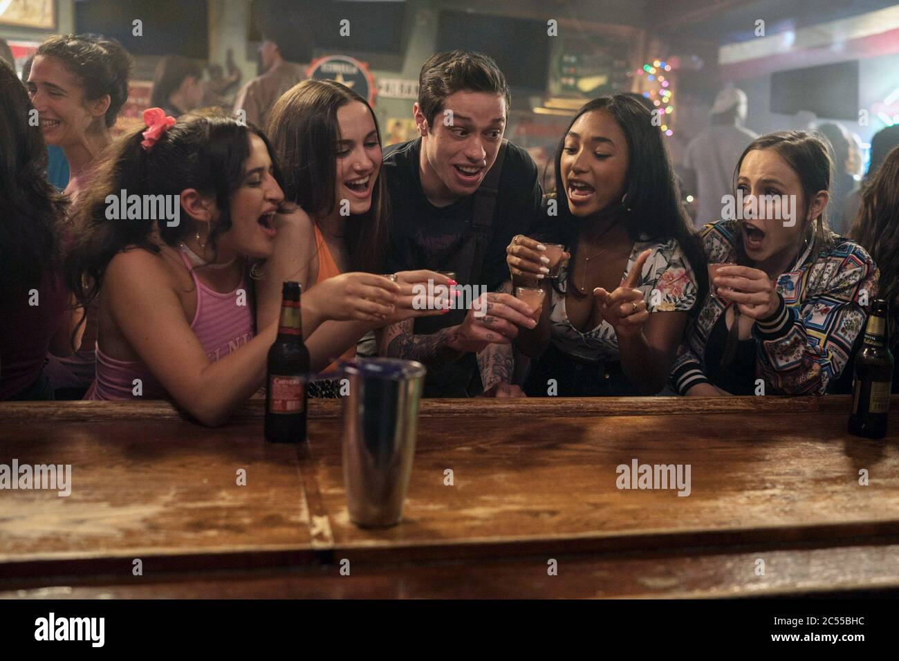 THE KING OF STATEN ISLAND, Maude Apatow (center left), Pete Davidson ...