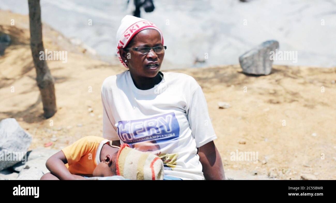 MADAGASIKARA, Tina with one of her sons in the quarry where she works ...