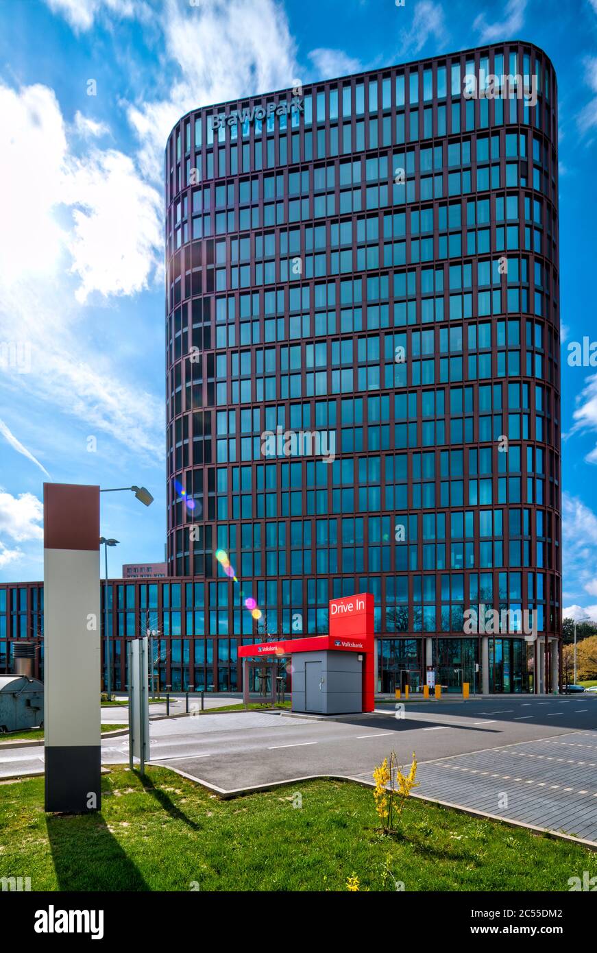 Exterior multistory shopping mall hi-res stock photography and images ...