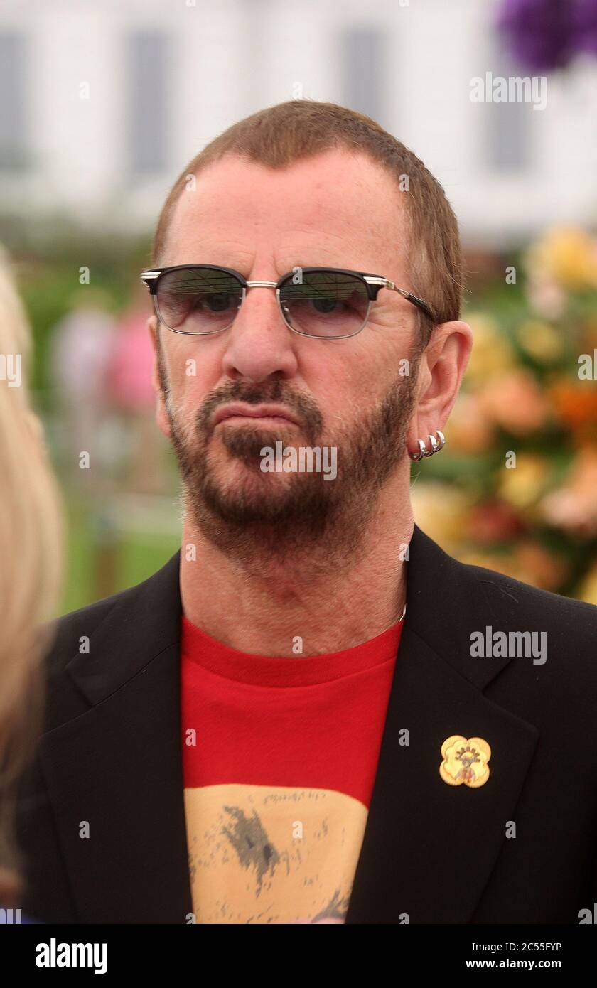 Beatles show off their mbe hi-res stock photography and images - Alamy