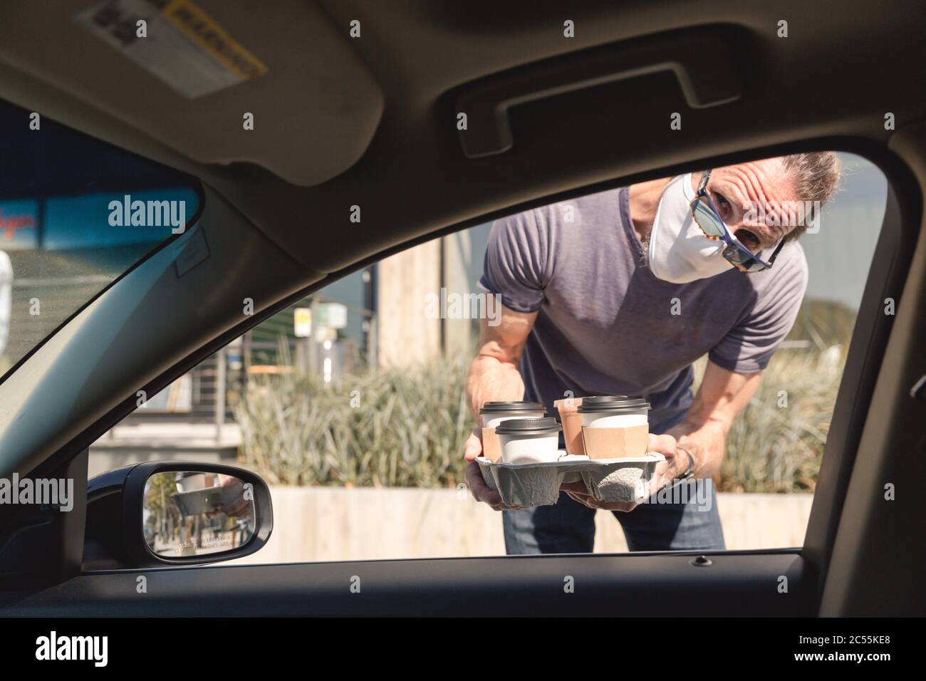 Curbside pickup hi-res stock photography and images - Alamy