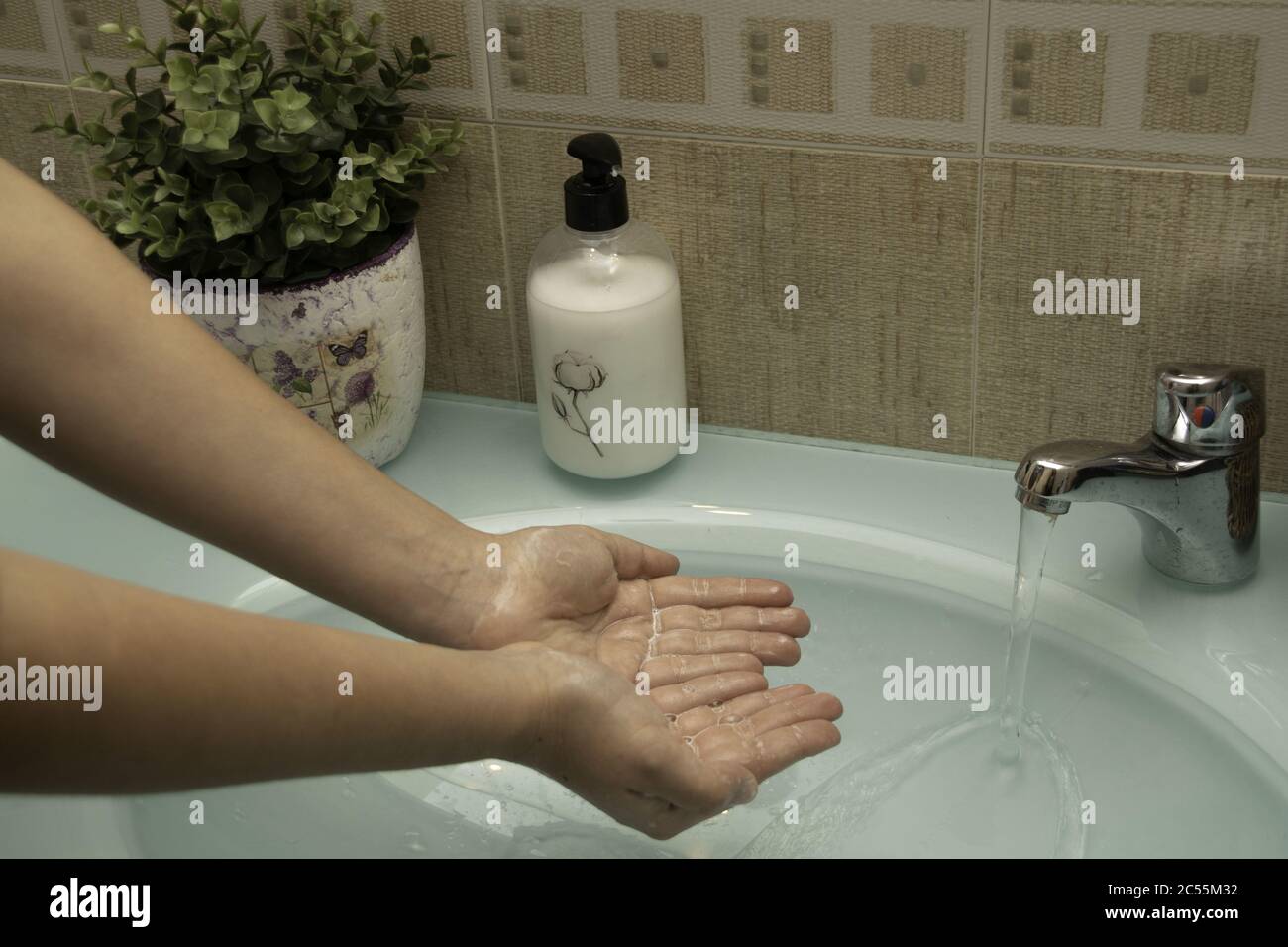Woman chore clean bath hi-res stock photography and images - Alamy