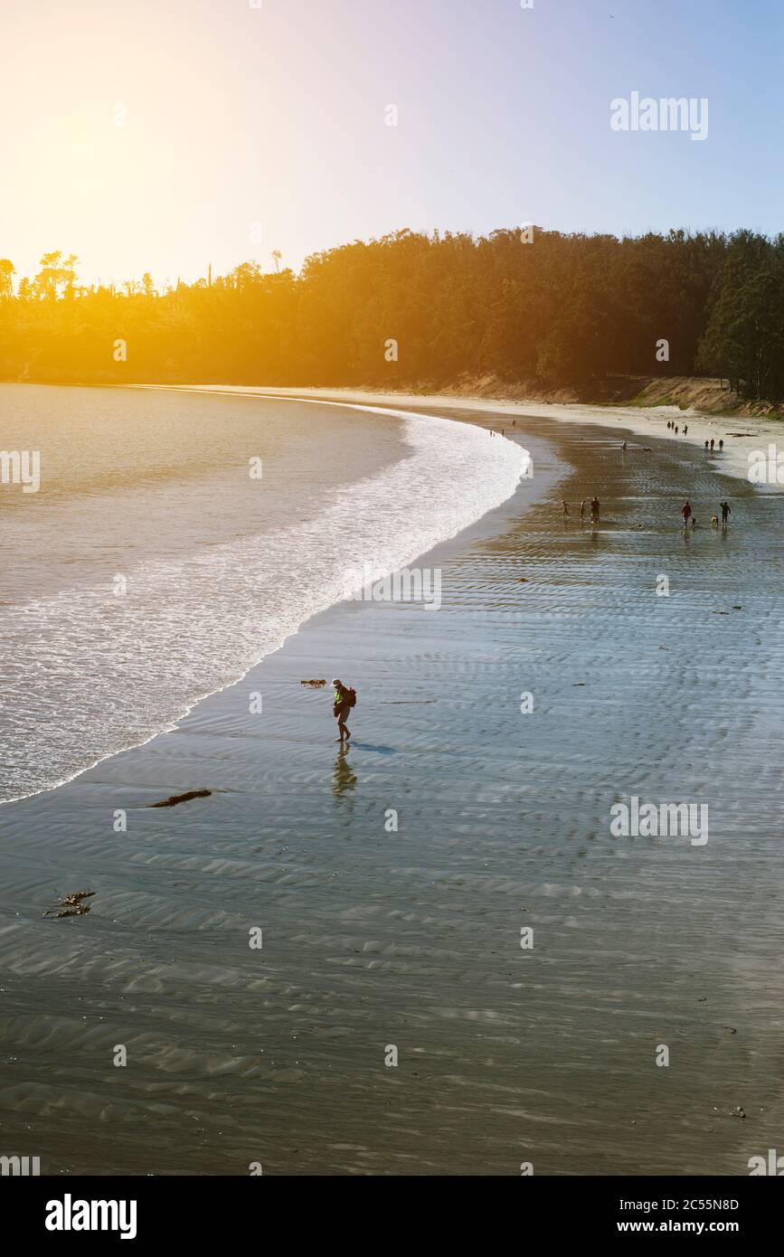 Sunny shoreline in daytime vacation hi-res stock photography and images ...