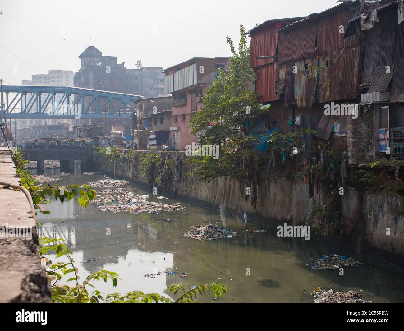 Dharavi slum train hi-res stock photography and images - Alamy