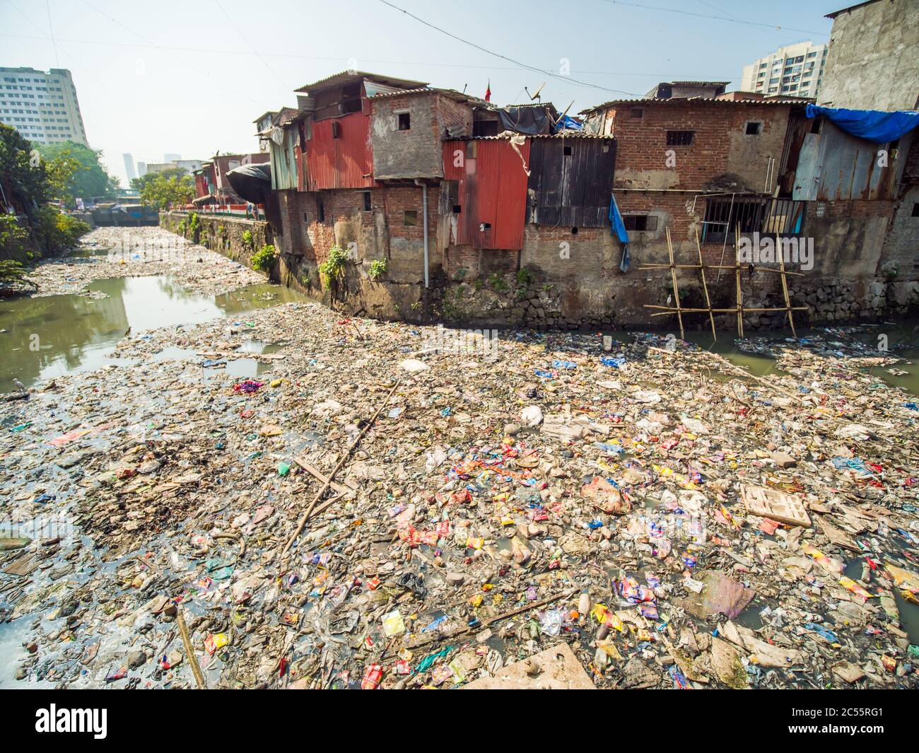 Poor and impoverished slums of Dharavi in the city of Mumbai Stock ...