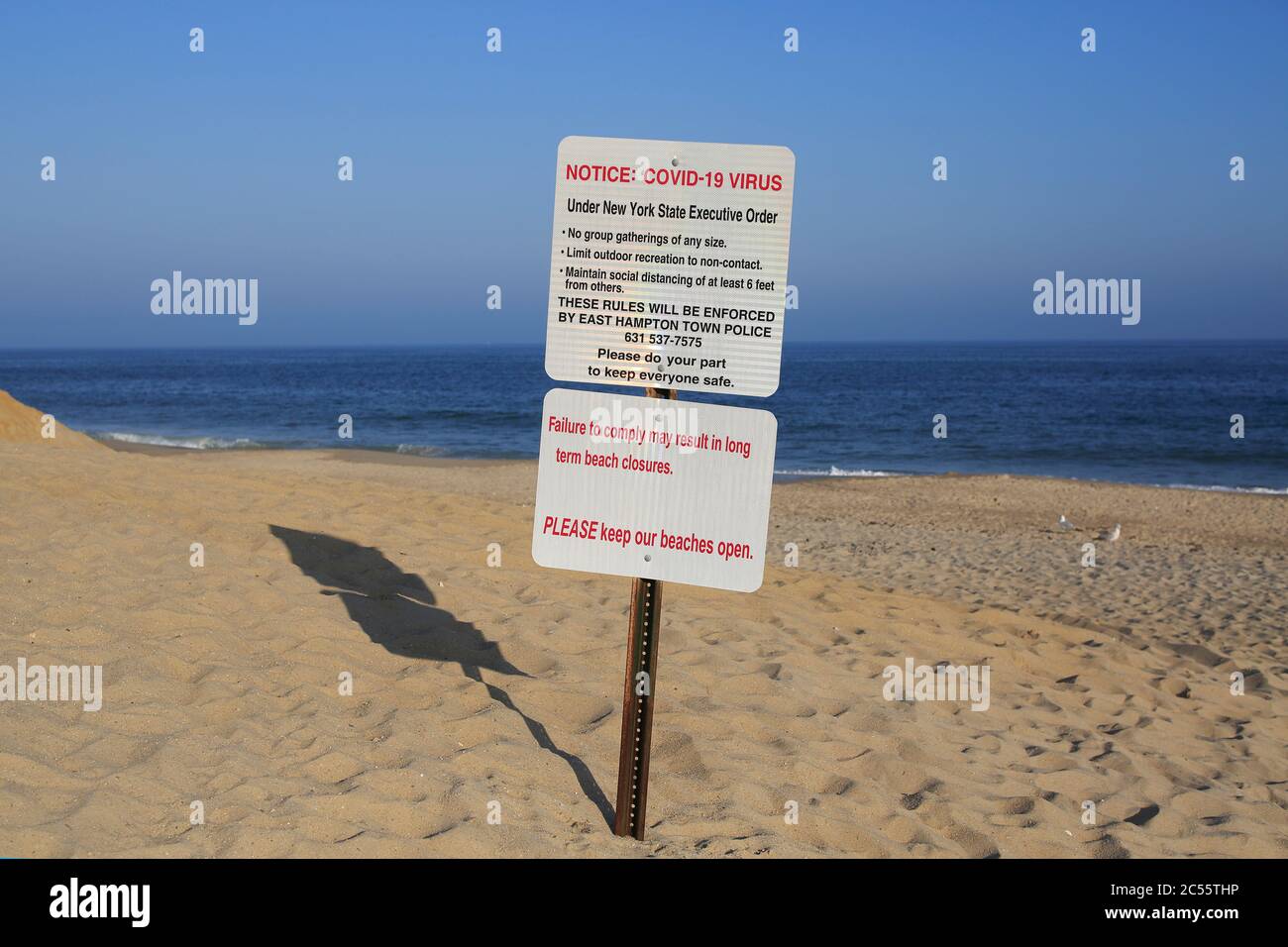 Covid 19 beach closed sign hi-res stock photography and images - Alamy