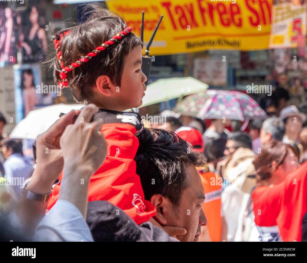 Japan crowd children hi-res stock photography and images - Alamy