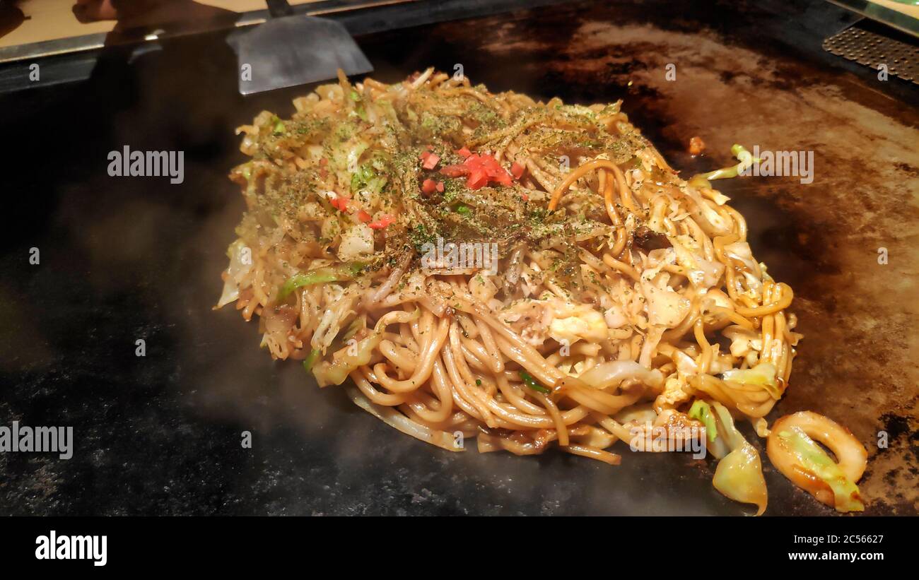 Close up of Japanese yaki soba on a iron plate ready to serve Stock ...