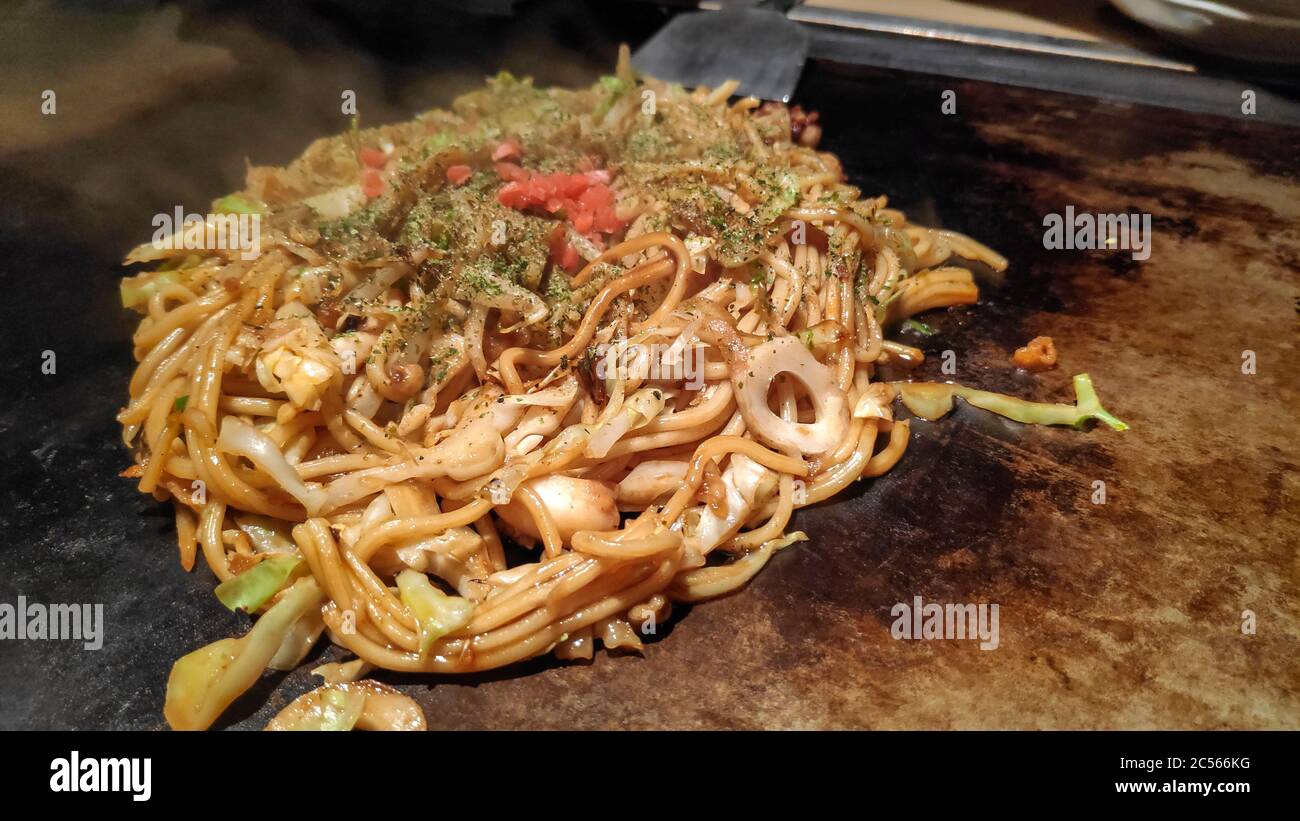 Close up of Japanese yaki soba on a iron plate ready to serve Stock ...