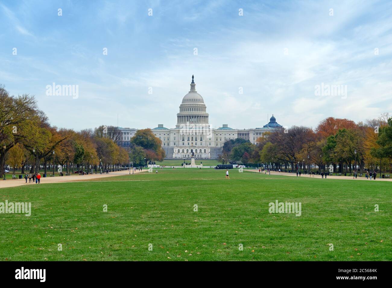 Large lawns and the Ulysses S. Grant Memorial in front of the United ...
