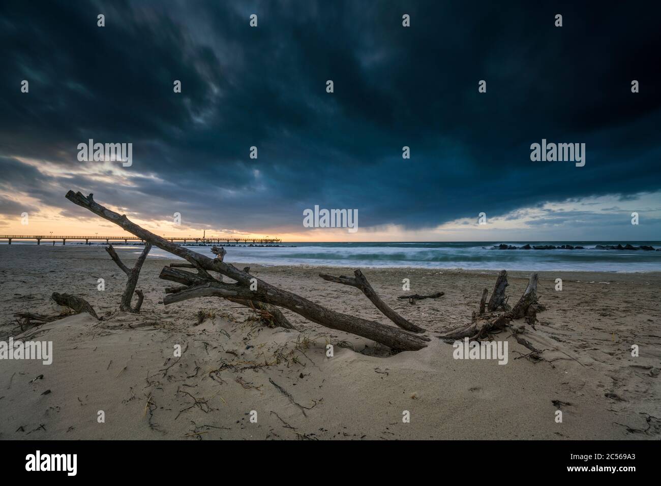 Heavy wind hi-res stock photography and images - Alamy