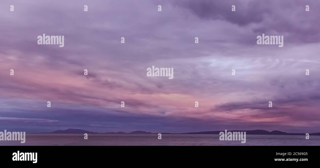 Pink cloud sunset over ocean hi-res stock photography and images - Alamy