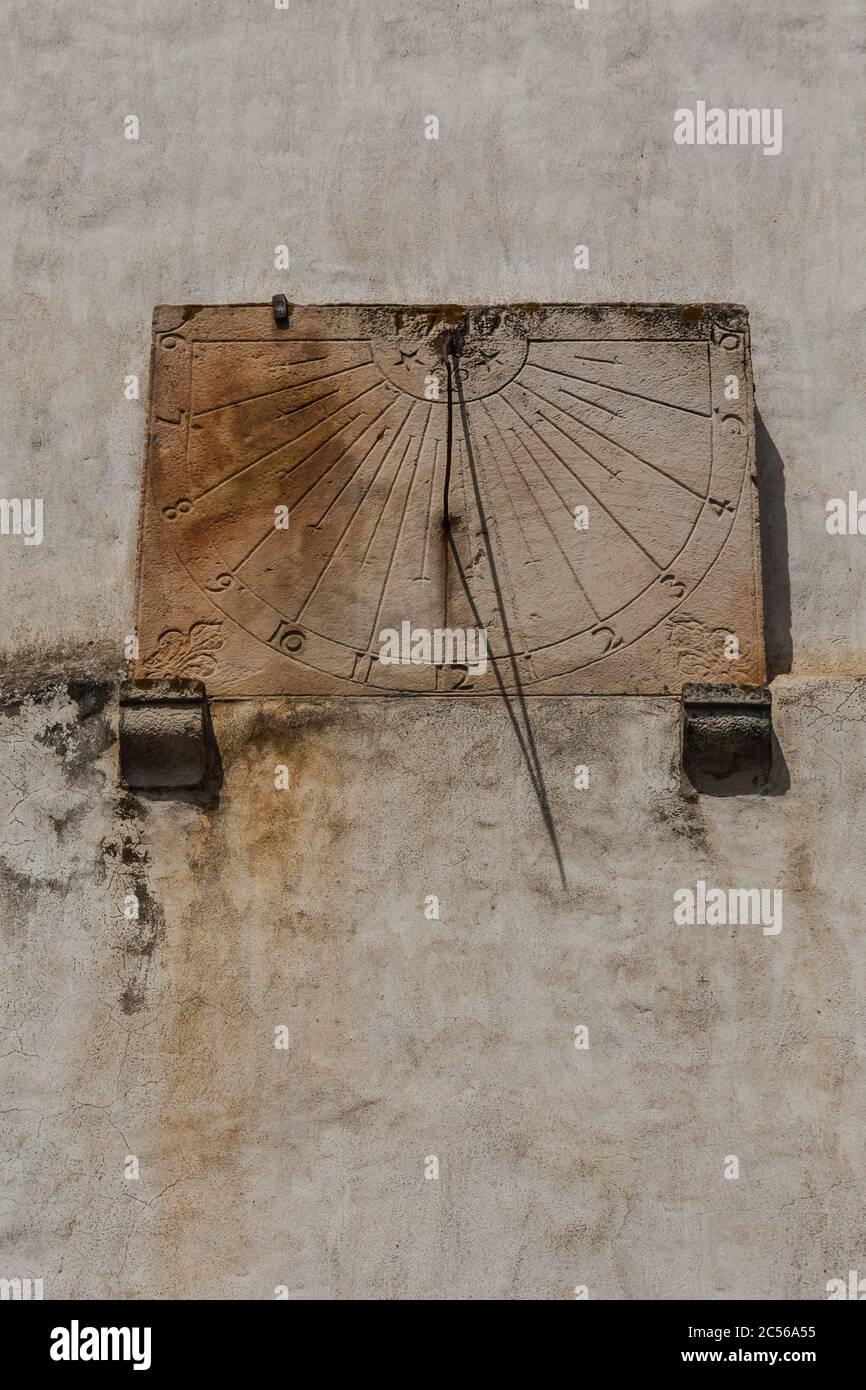 Timepiece sundial hi-res stock photography and images - Alamy