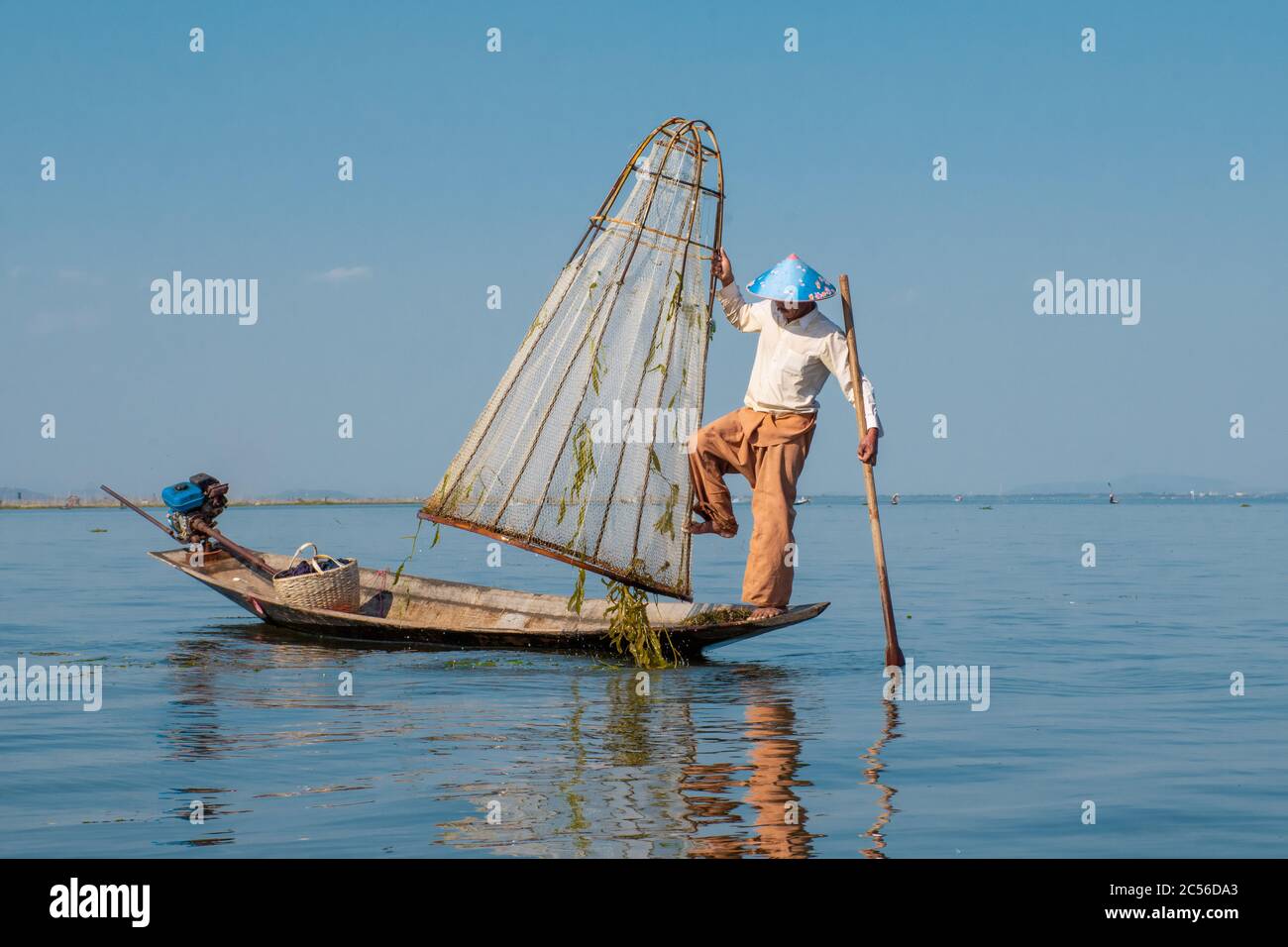 local man fishing at Inle Lake Stock Photo - Alamy