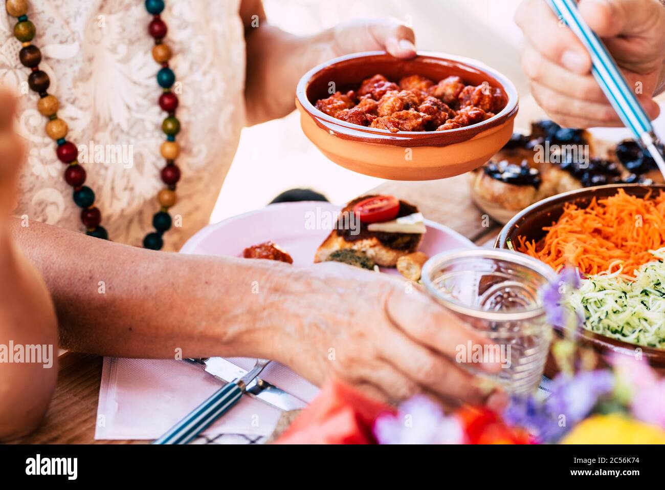 Group eat together restaurant hi-res stock photography and images - Alamy