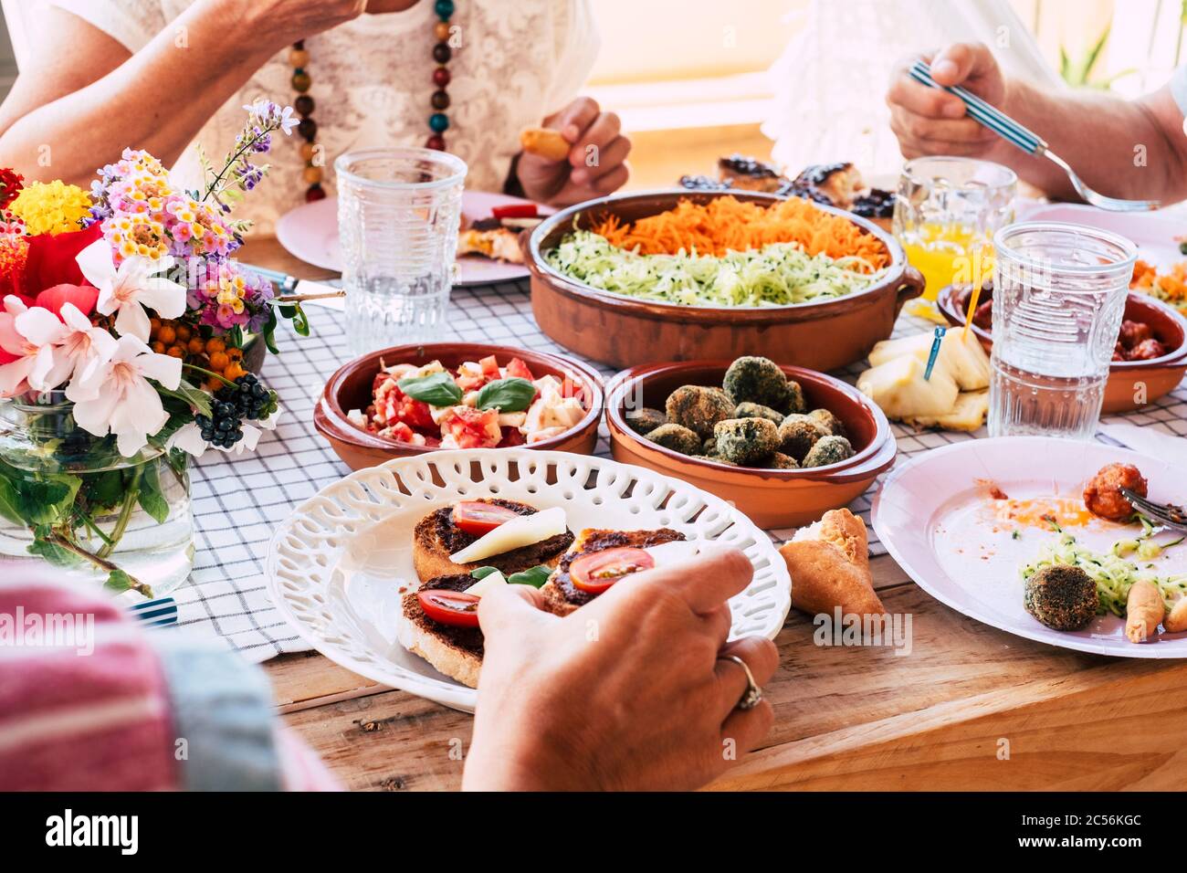 Family eating outdoor table hi-res stock photography and images - Alamy