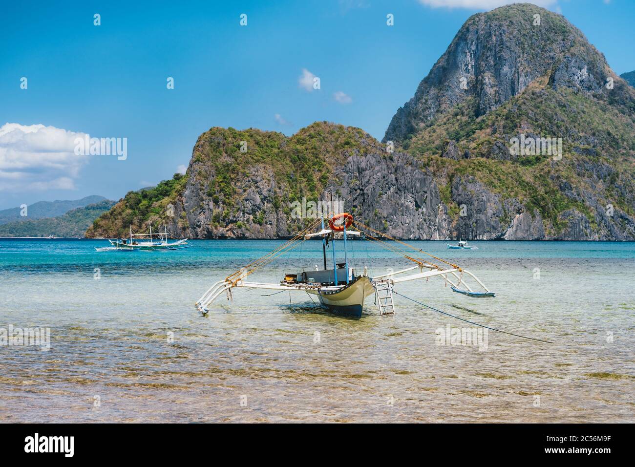 Philippines palawan outrigger fishing boat hi-res stock photography and ...