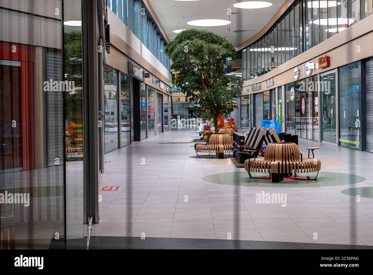 Empty shopping mall Stock Photo - Alamy