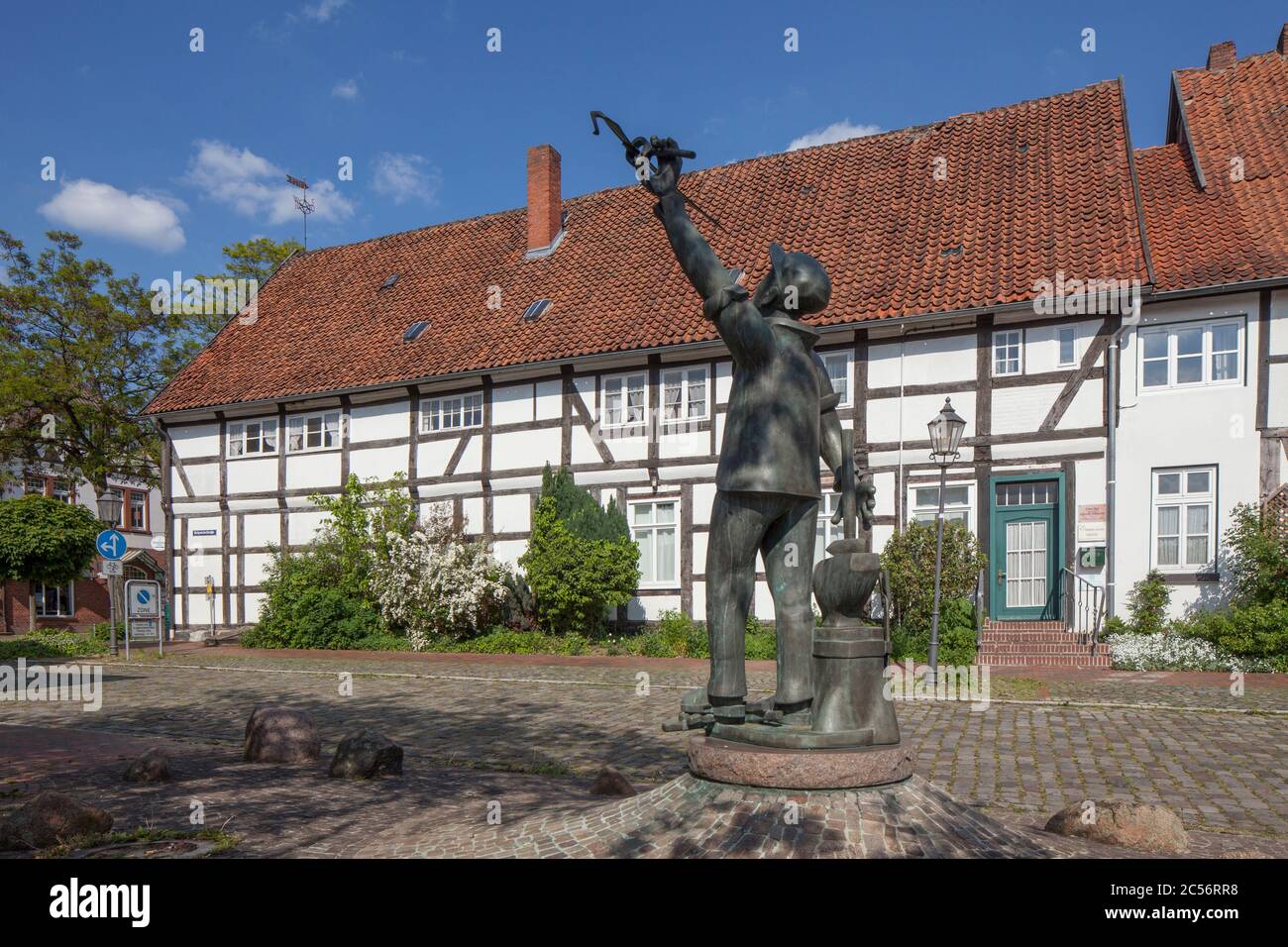 Monument to the blacksmith, half-timbered house, Sulingen, Lower Saxony ...