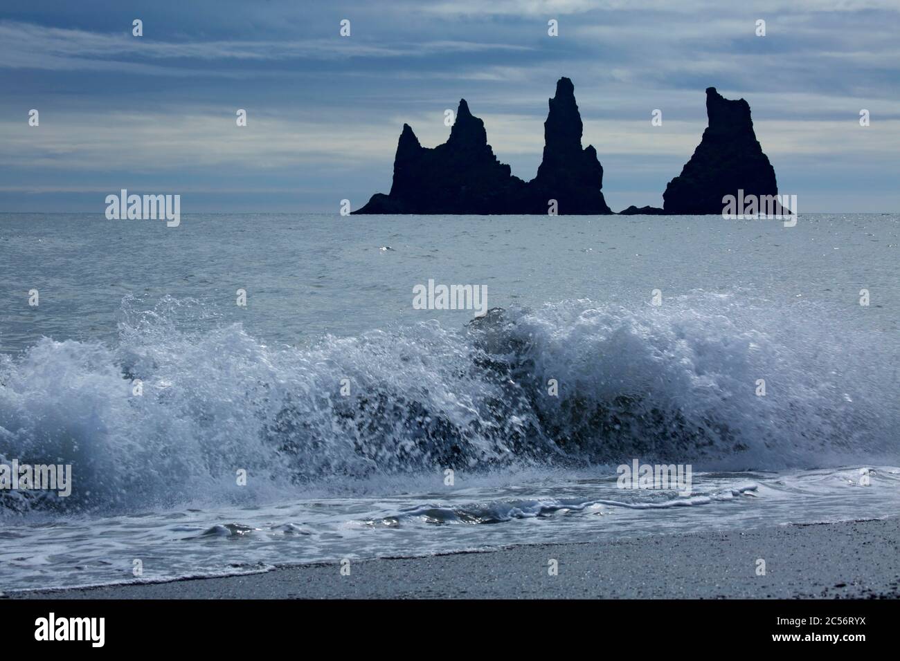Surf on the beach at Vik y Myrdal in front of the 'Reynisdrangar ...
