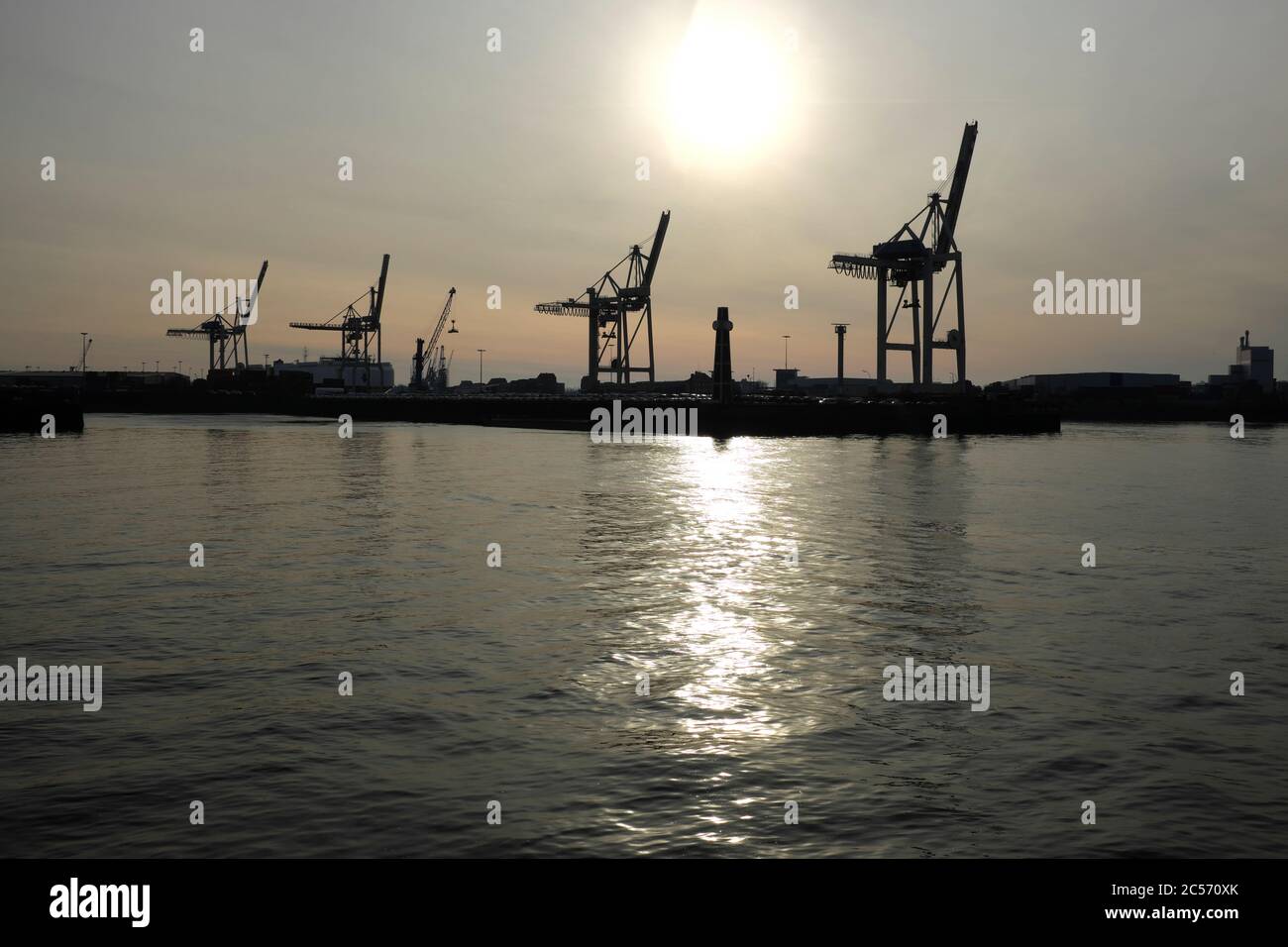 Hamburg hafen back hi-res stock photography and images - Alamy