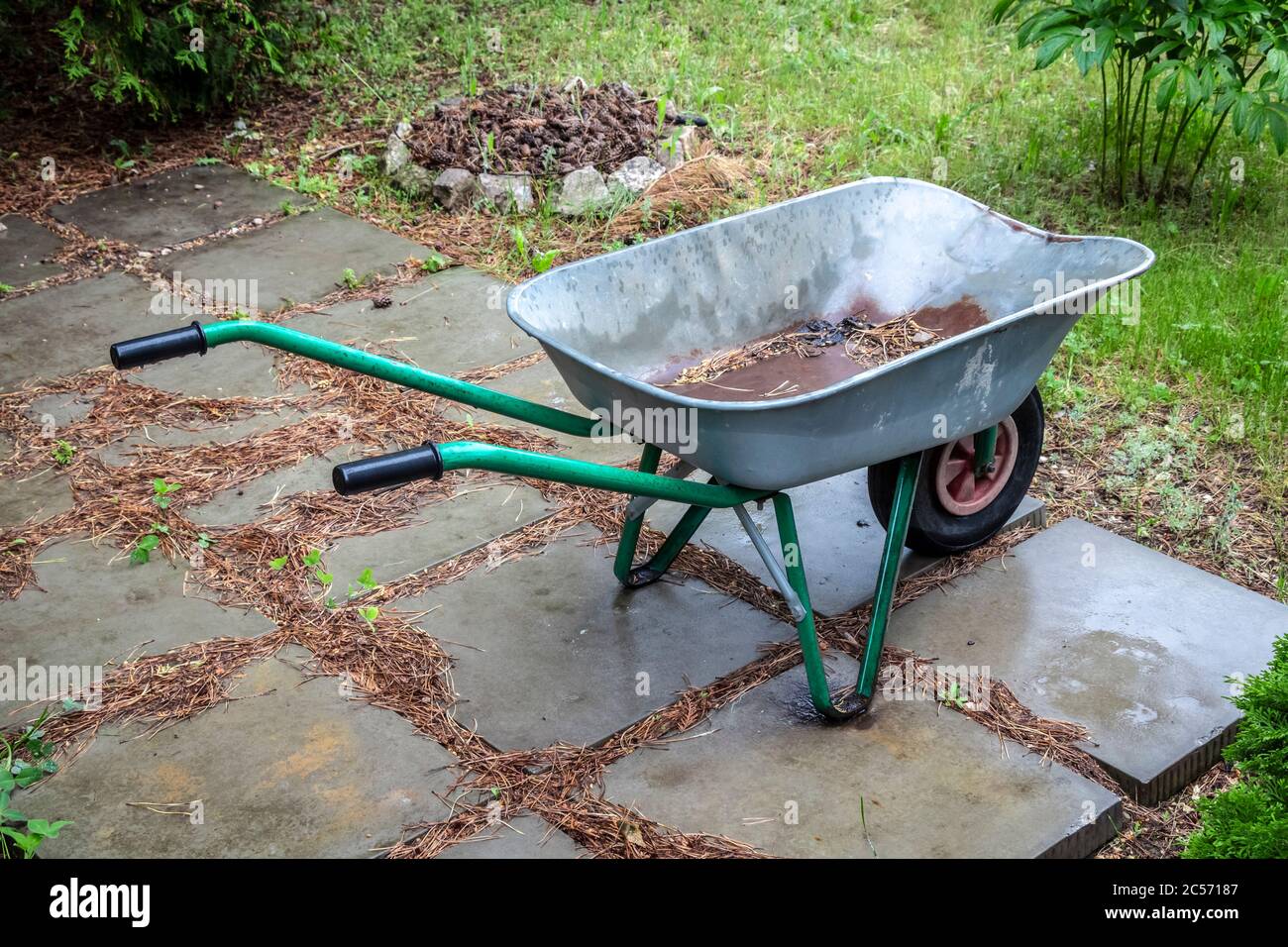 Messy gardens hi-res stock photography and images - Alamy