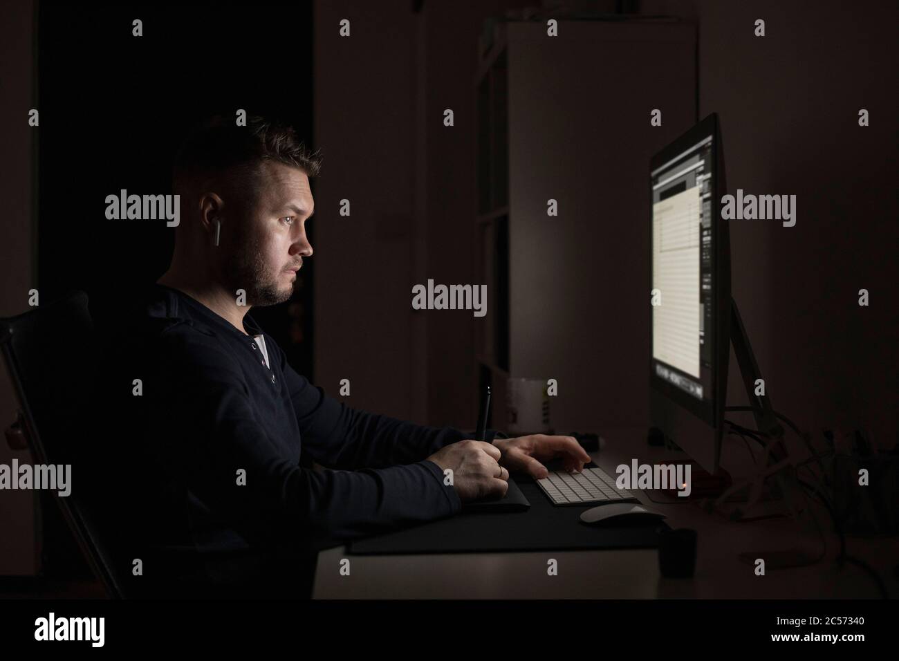 Man computer screen dark room hi-res stock photography and images - Alamy