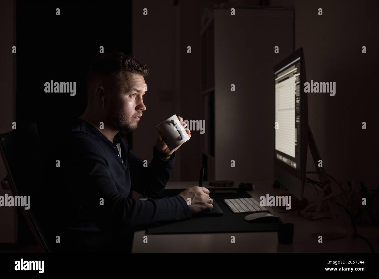 Dark room computer glowing hi-res stock photography and images - Alamy
