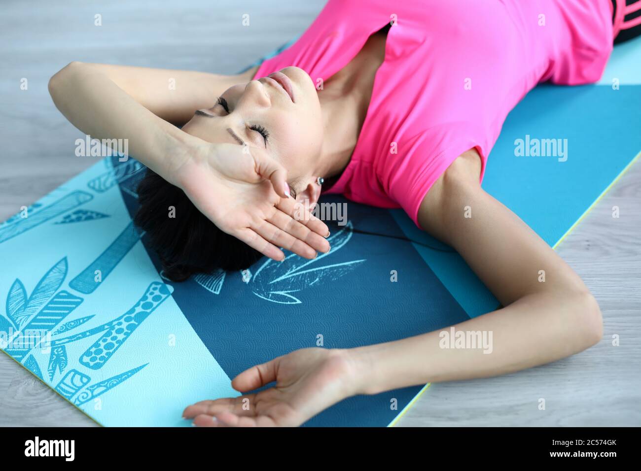 Hand young woman closing hi-res stock photography and images - Alamy