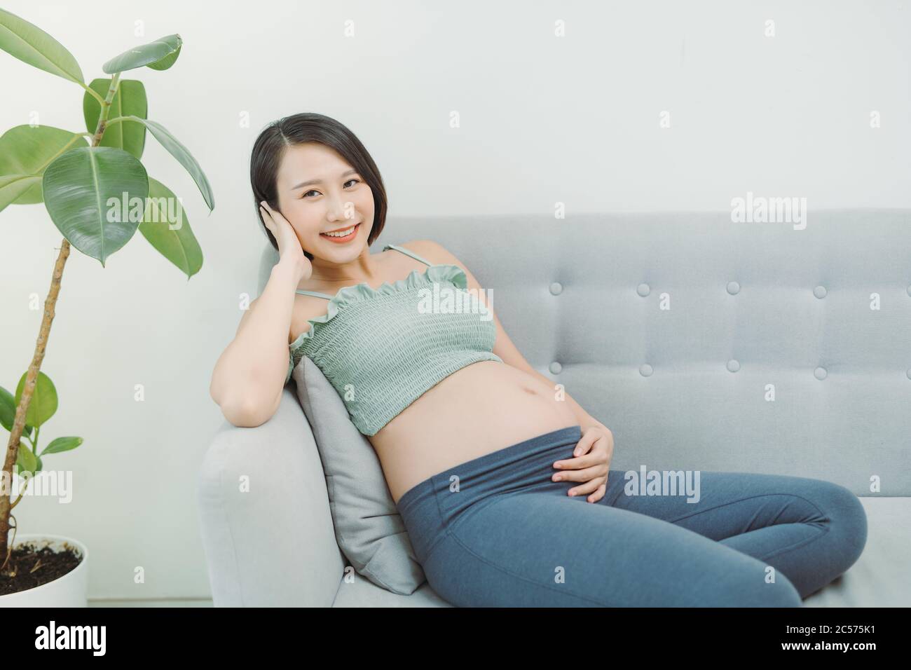 Pregnant and happy hi-res stock photography and images - Alamy