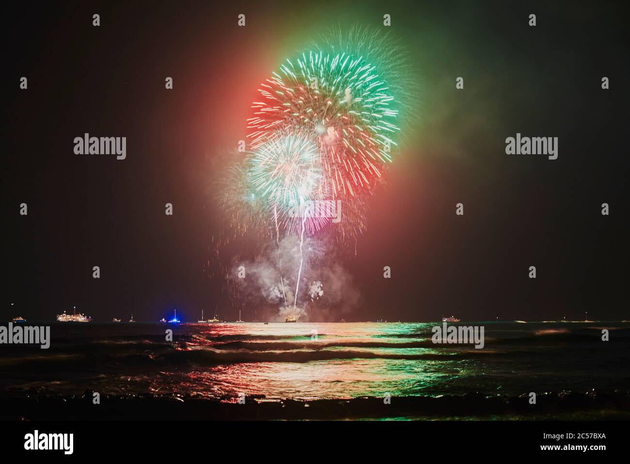 Fireworks at night over Waikiki, K?hi? Beach, Honolulu, Oahu Hawaiian ...