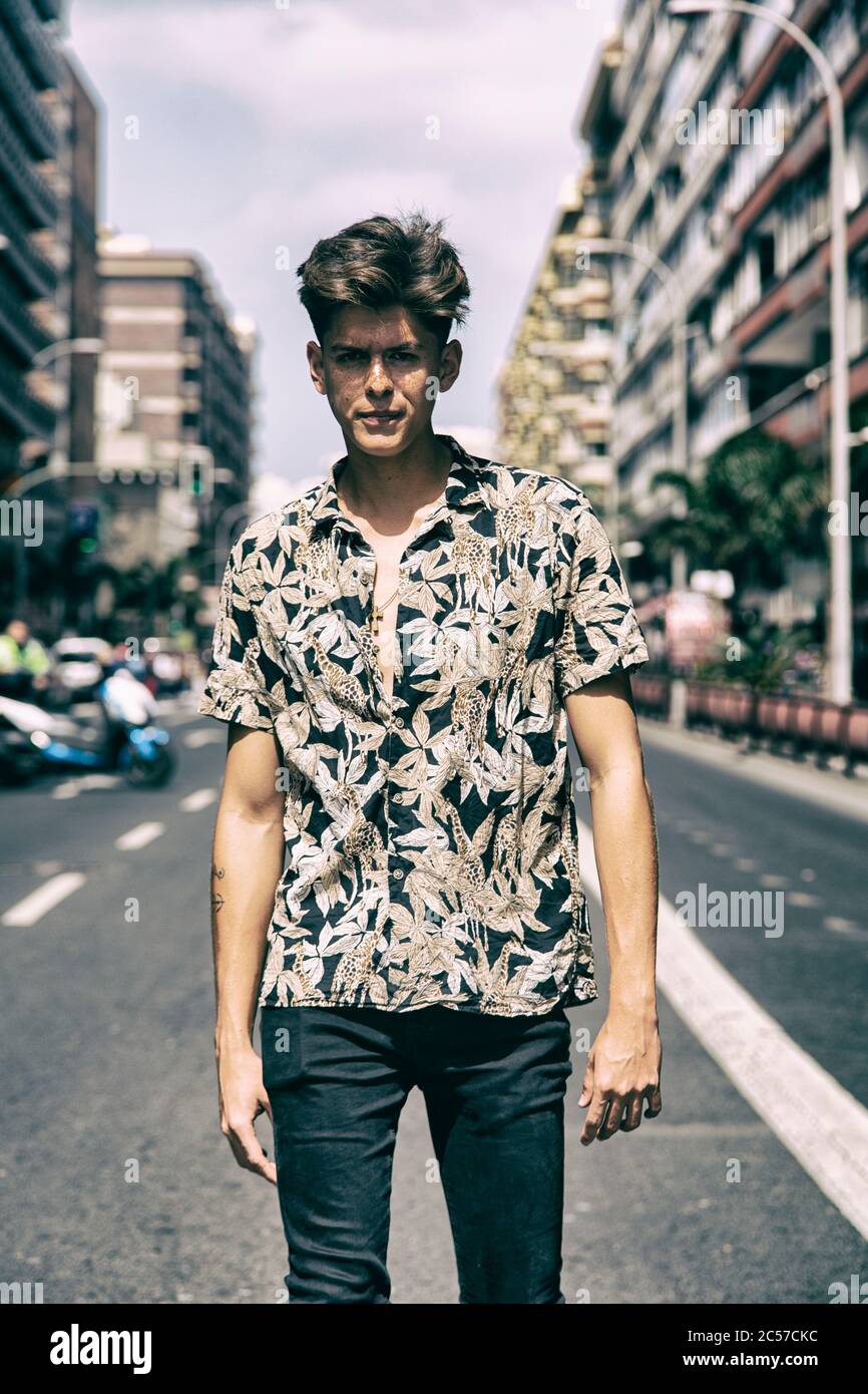 Face walking hi-res stock photography and images - Alamy