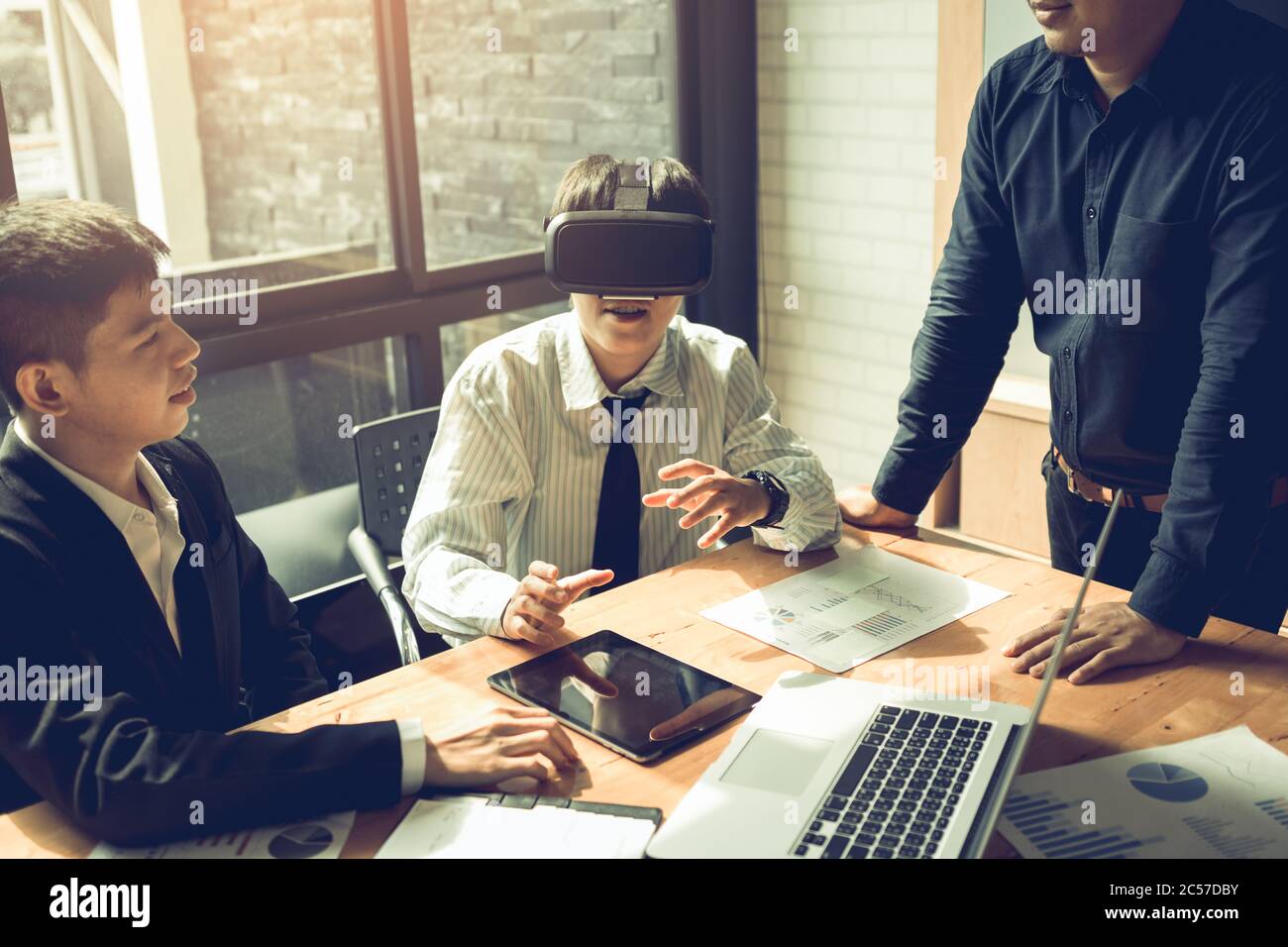 Vr headsets in meeting hi-res stock photography and images - Alamy
