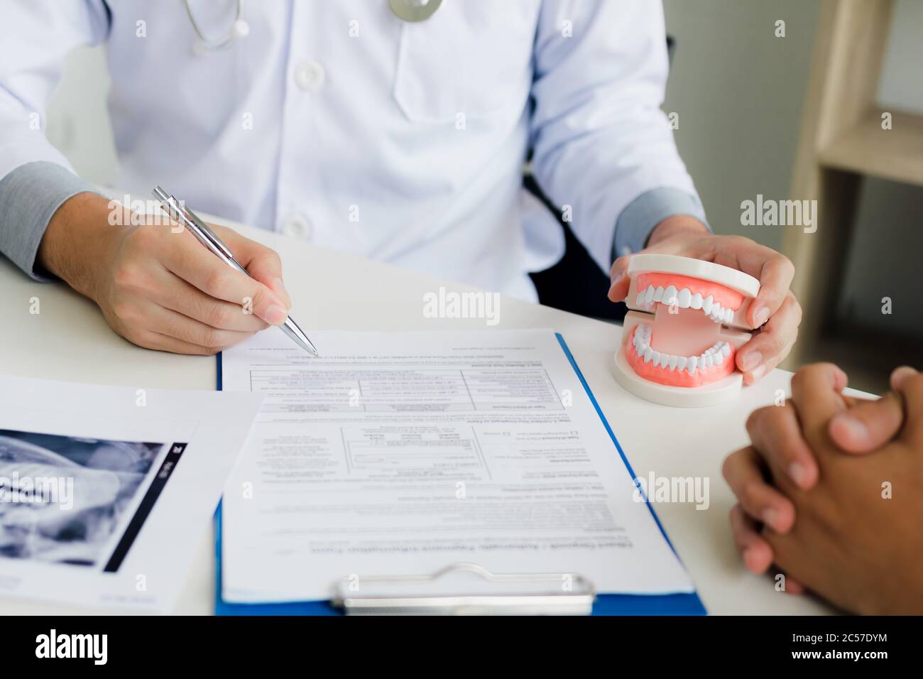 Dentist meeting discussion hi-res stock photography and images - Alamy