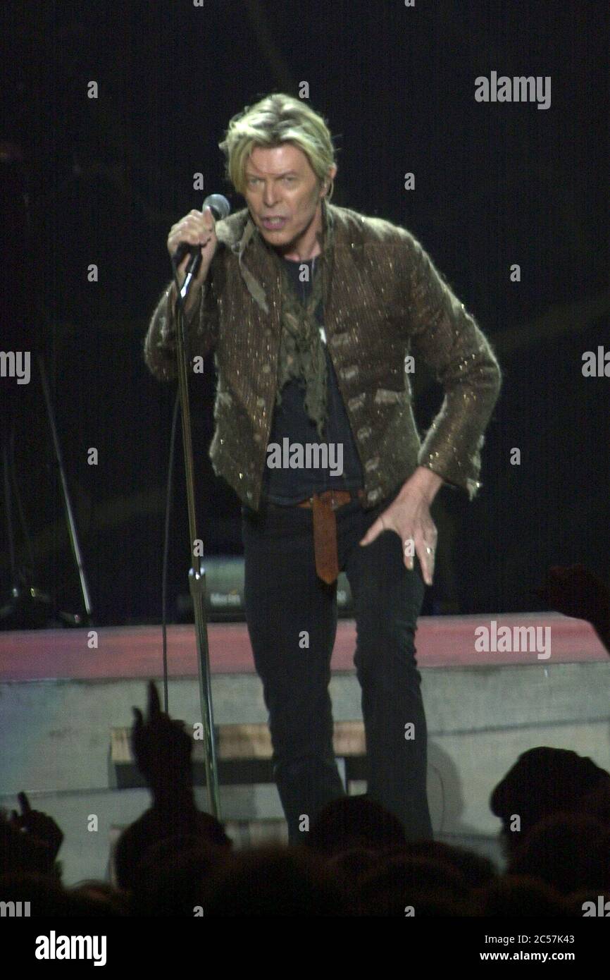 David bowie 2003 reality tour hi-res stock photography and images - Alamy