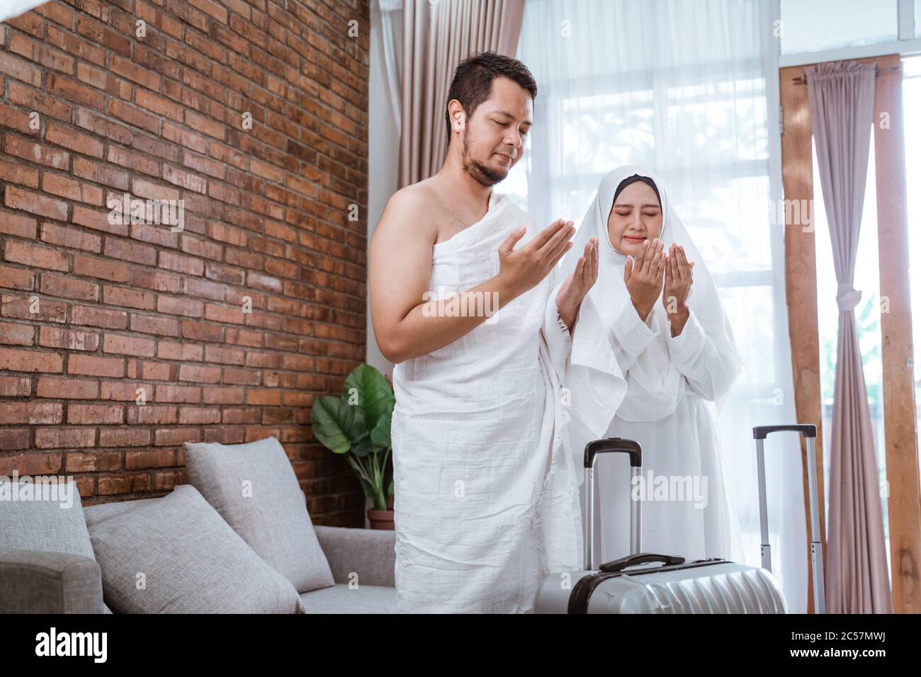 Open arm muslim woman hi-res stock photography and images - Alamy