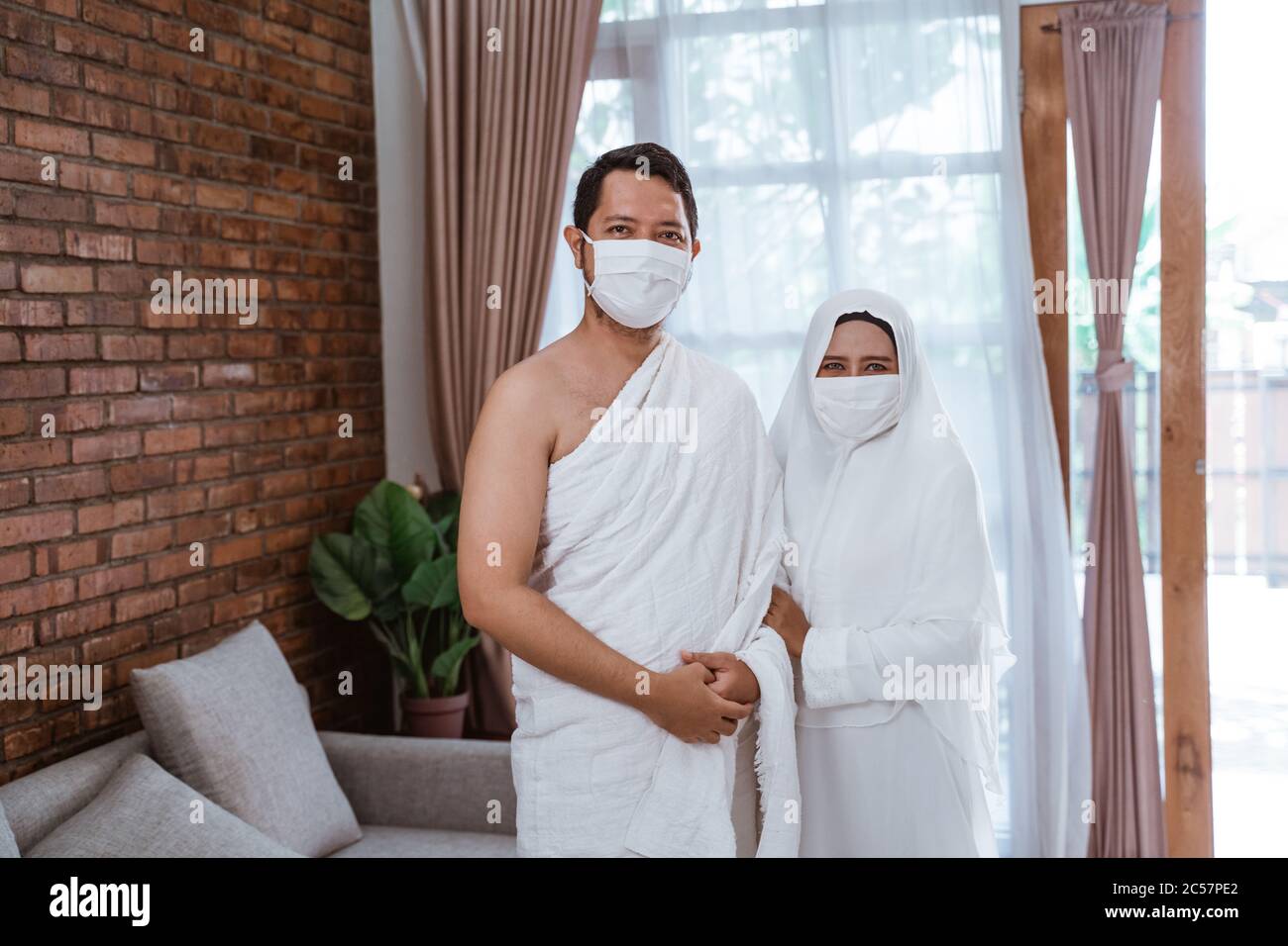 portrait of asian couple umrah. muslim hajj wearing white ihram Stock ...