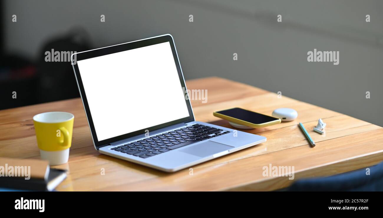 Mockup laptop computer on work table with empty screen Stock Photo - Alamy