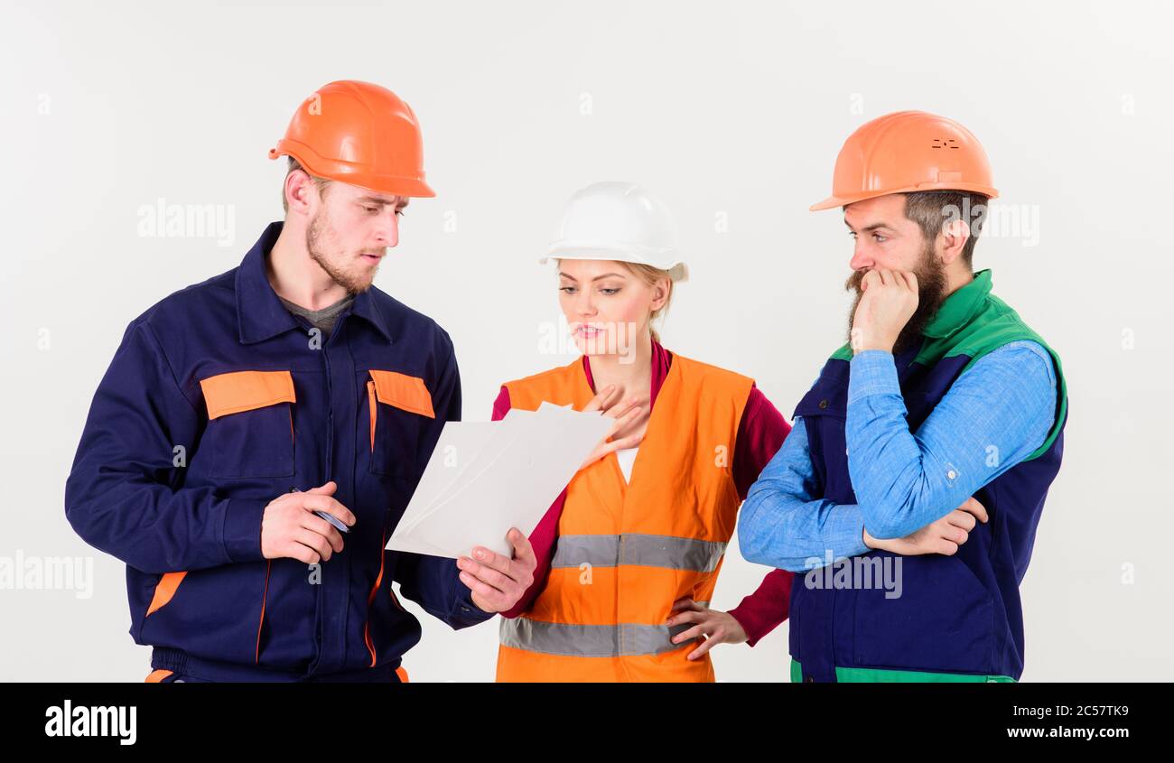 Labor dispute concept. Builders and engineer arguing, misunderstanding ...